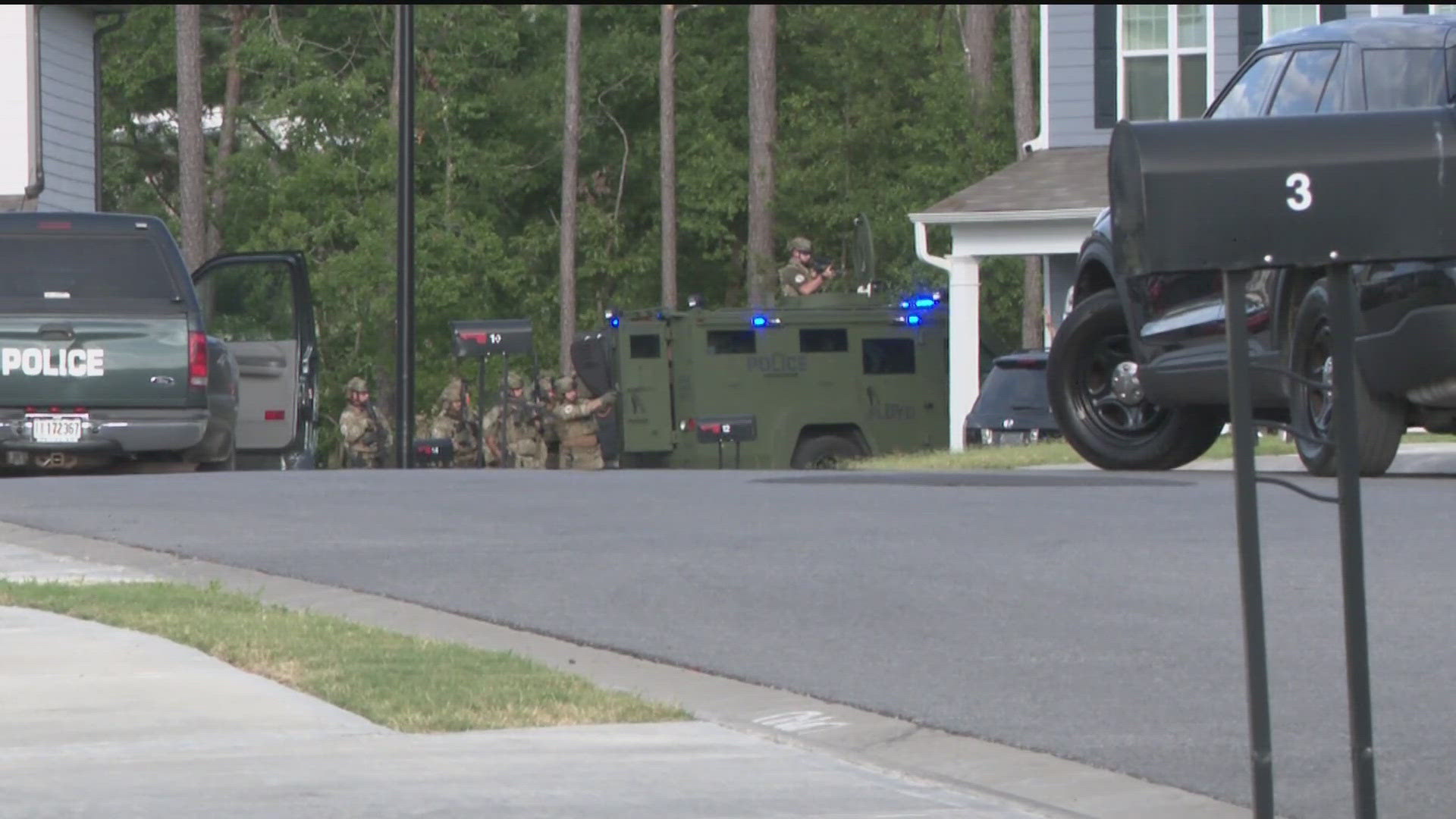 SWAT scene on Maycroft Court in Rome | 11alive.com