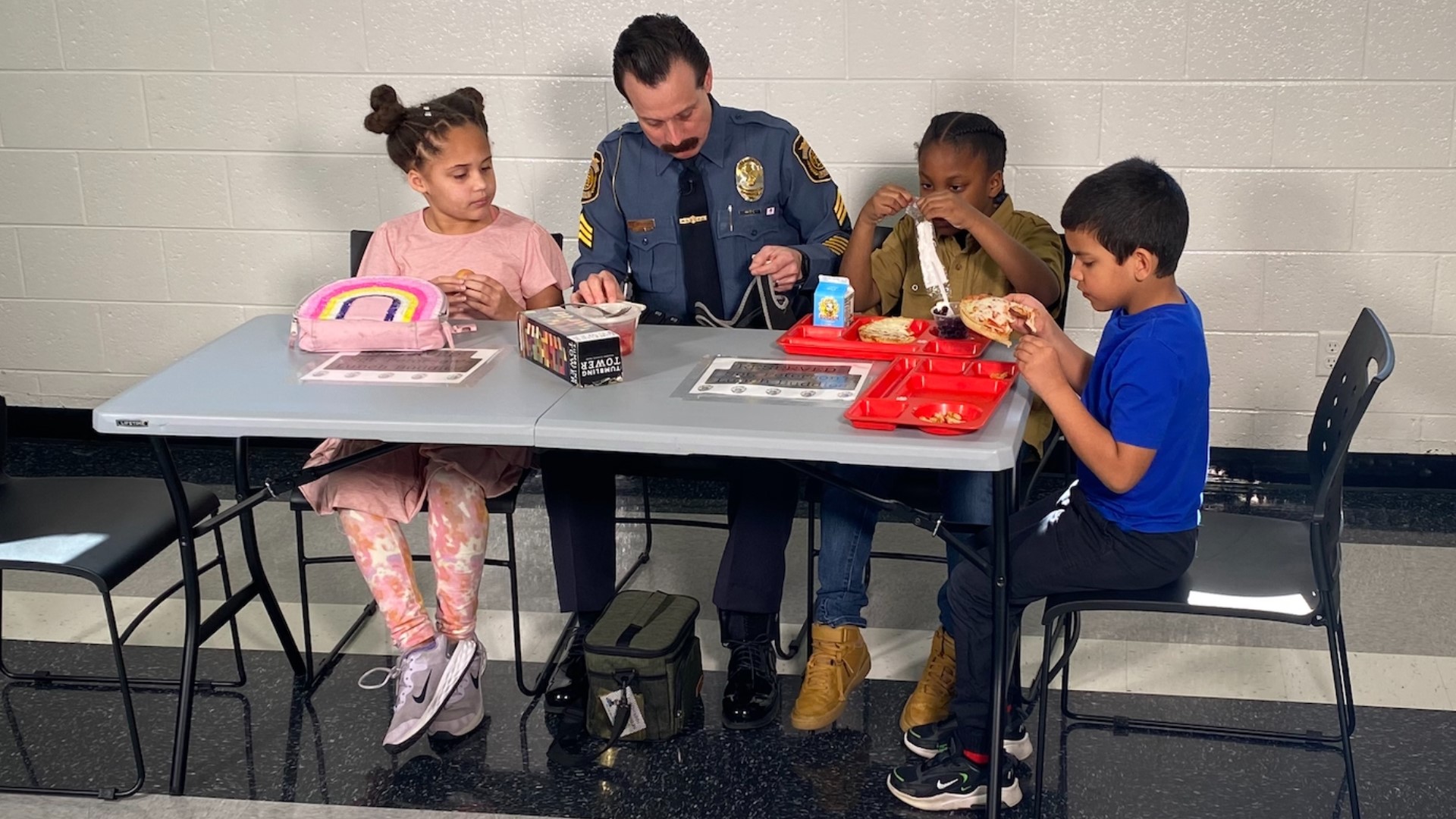 Lunch with a cop at Bay Creek Elementary in Loganville | 11alive.com
