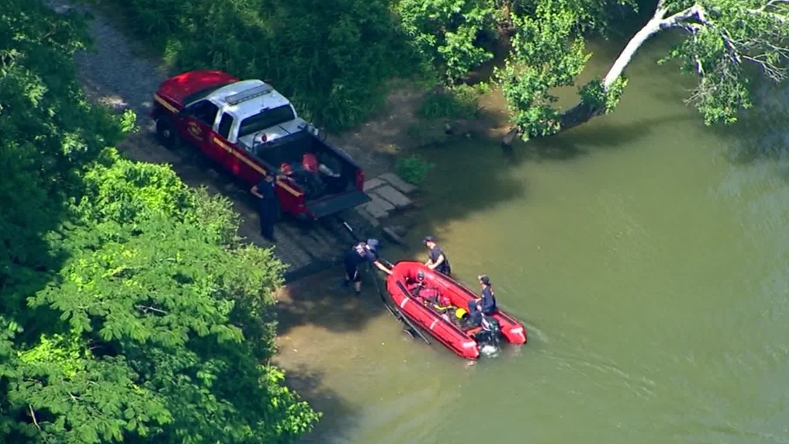 4 rescued after raft deflates Chatthoochee River, Cobb Fire says ...