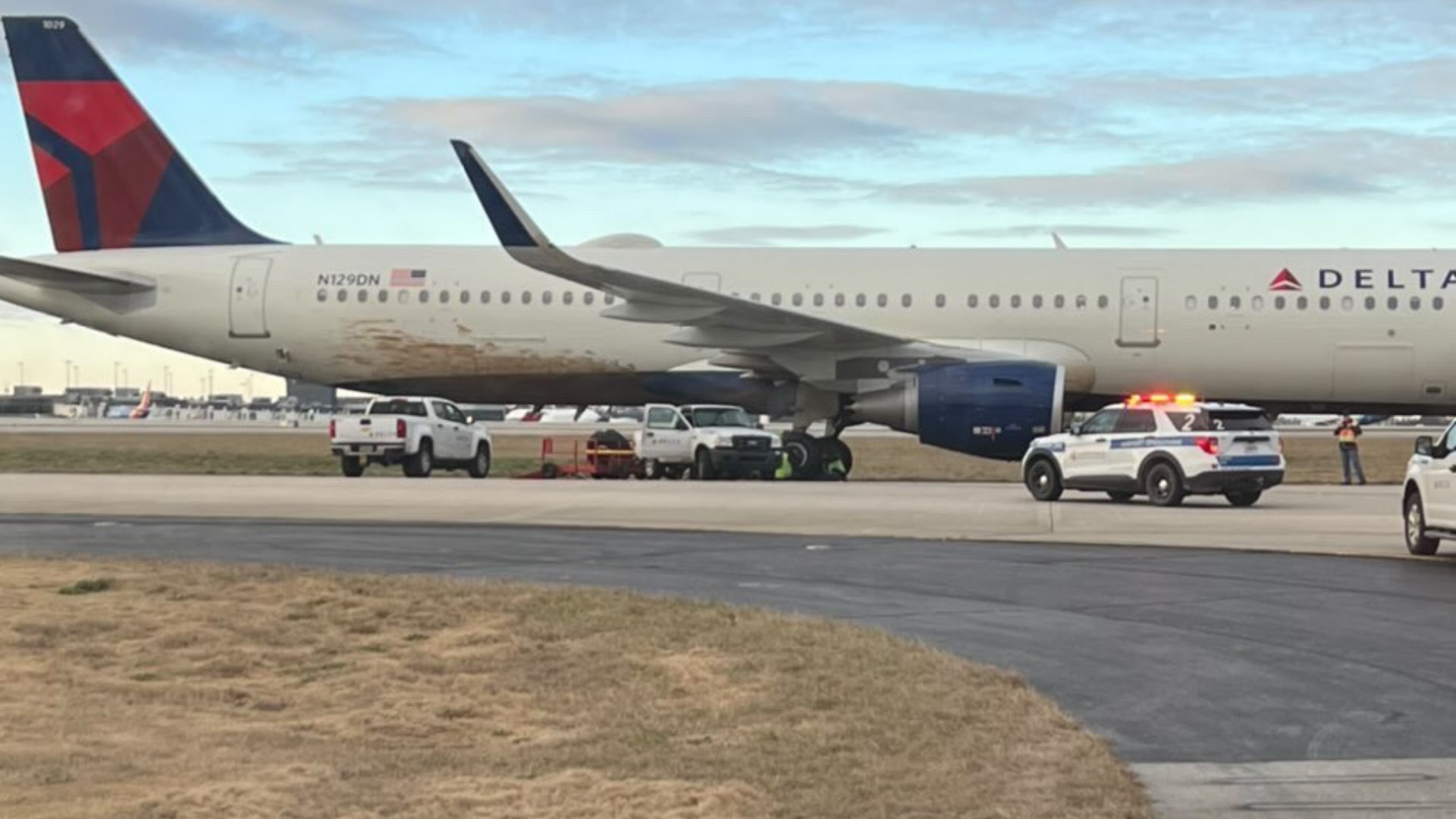 Delta flight skids off runway in hard landing | 11alive.com