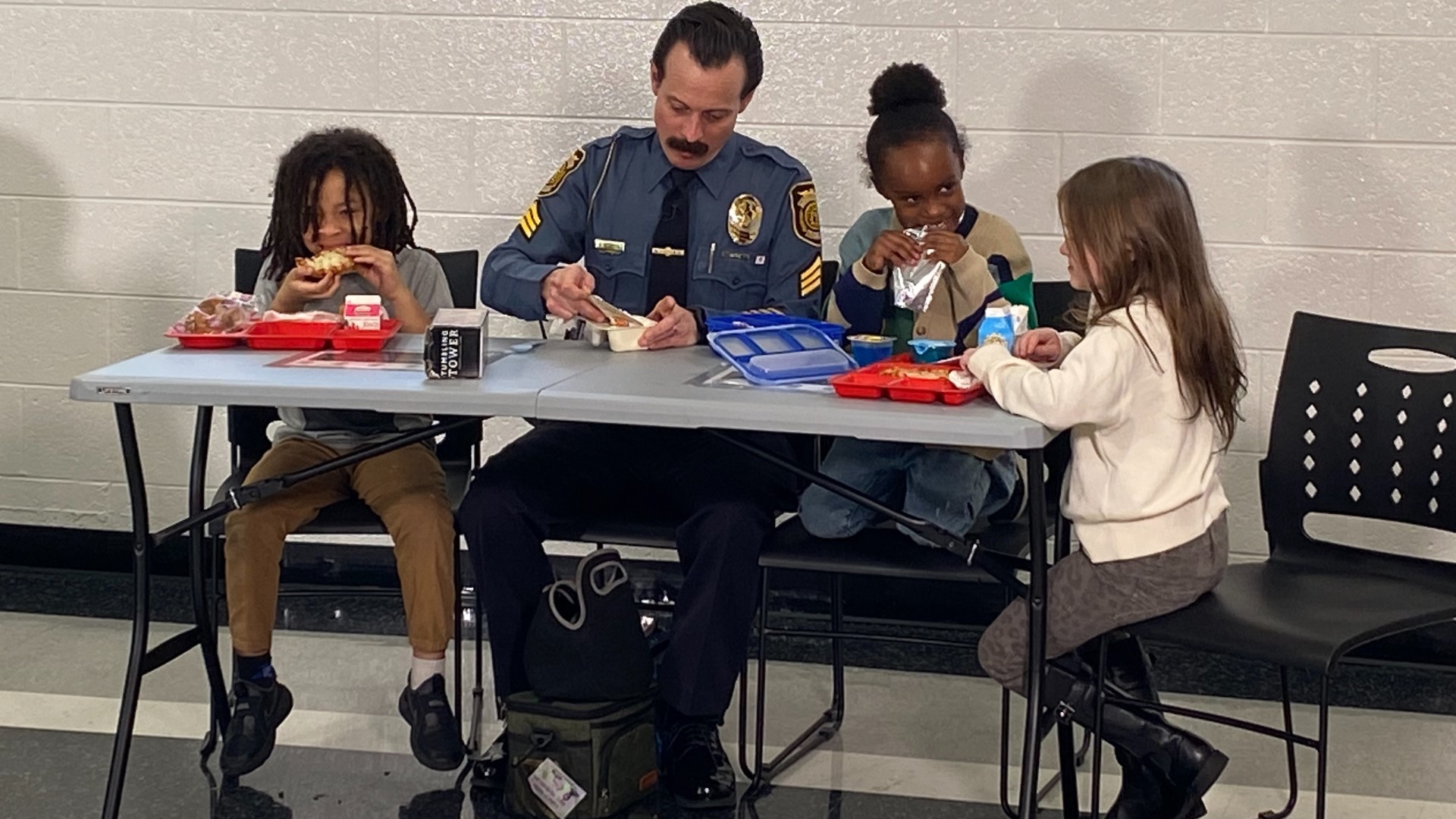 Lunch with a cop at Bay Creek Elementary in Loganville | 11alive.com