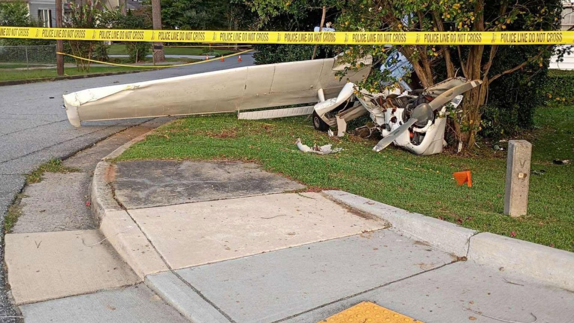 PDK plane crash: Piper aircraft goes down on Clairmont Road, 3 hurt ...