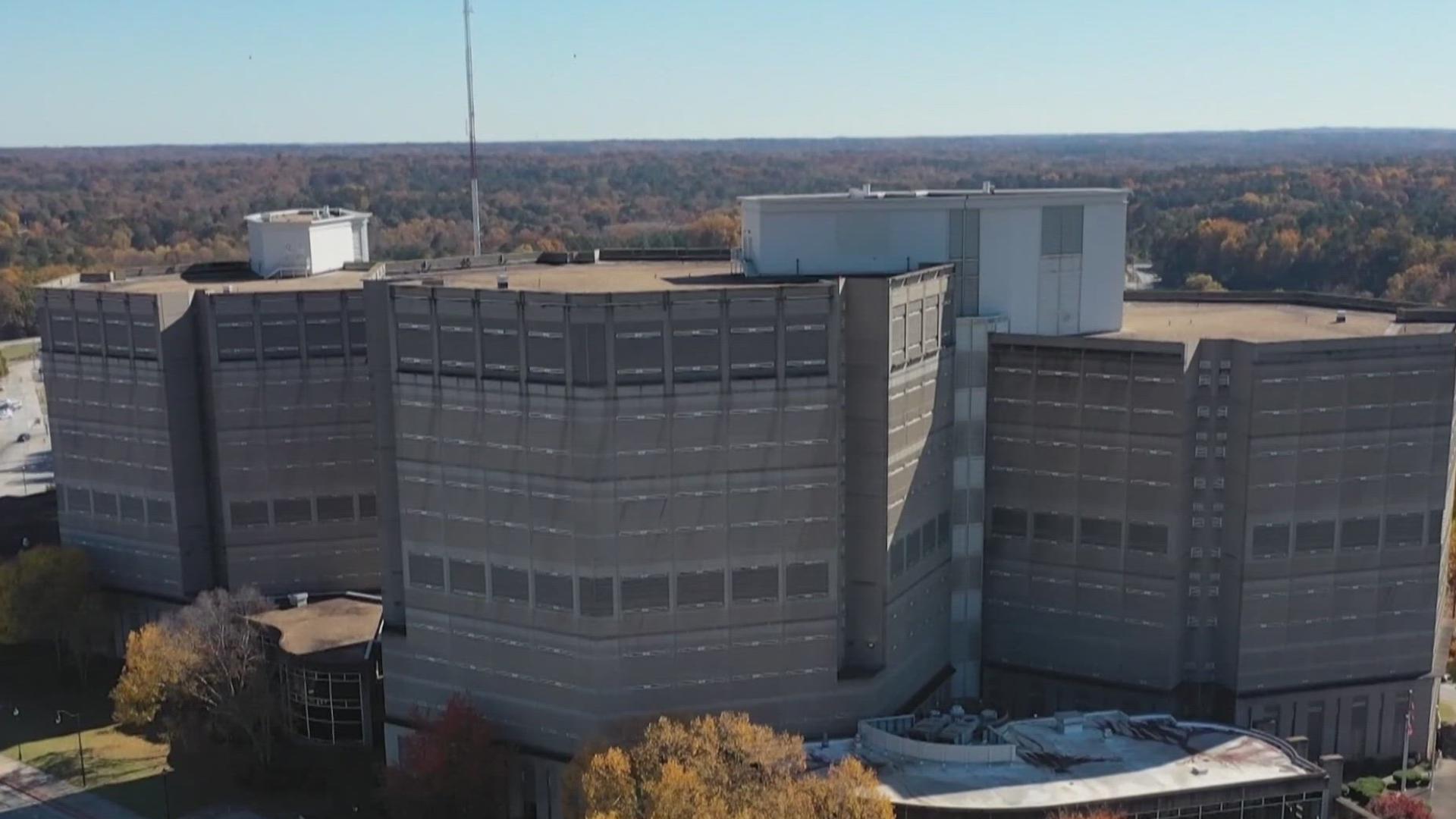 Feds: Escaped inmates wrapped rope around Lyft driver's neck, forced ...