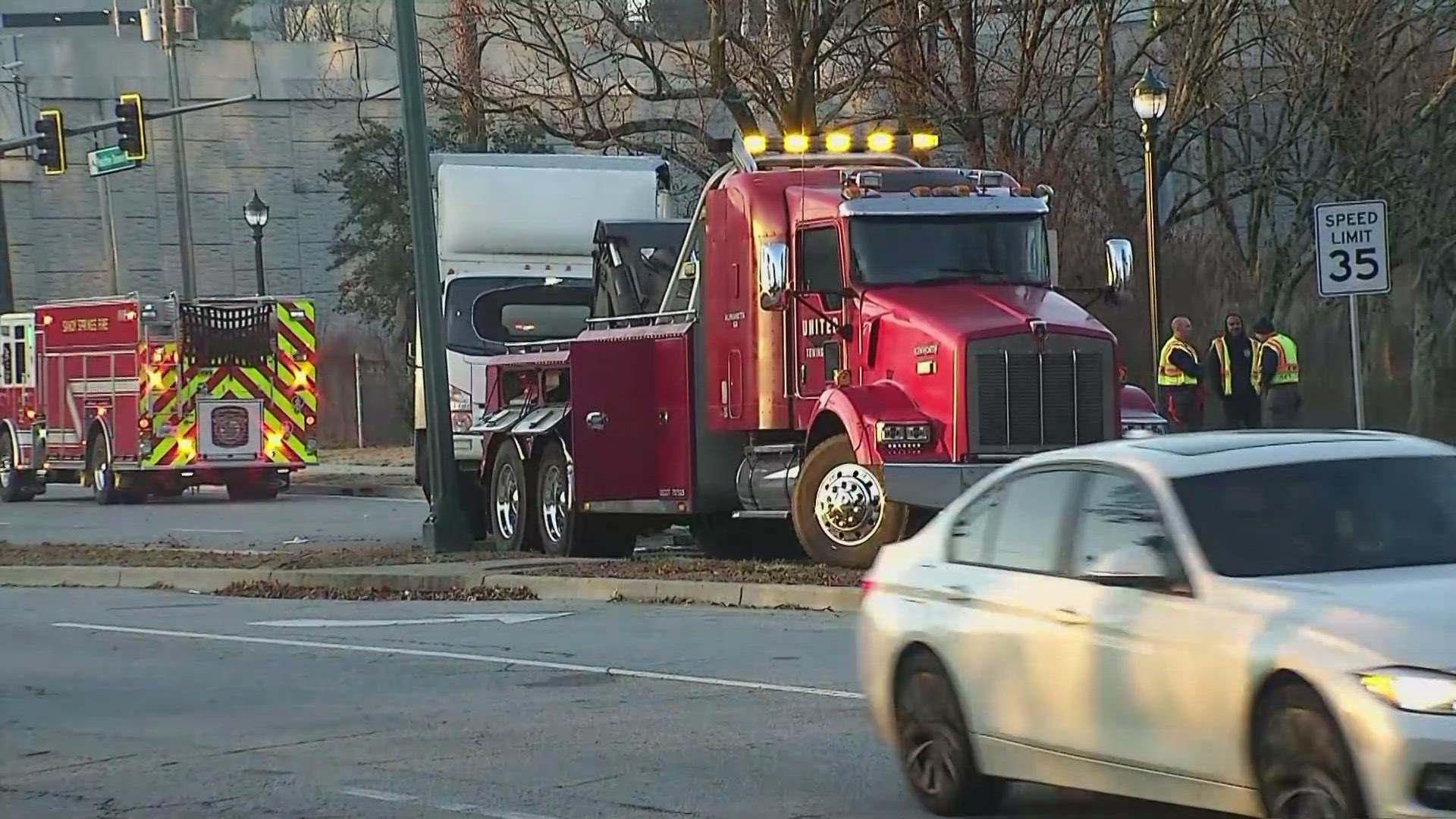 Peachtree Dunwoody shut down just before I-285 SB after truck crash in ...