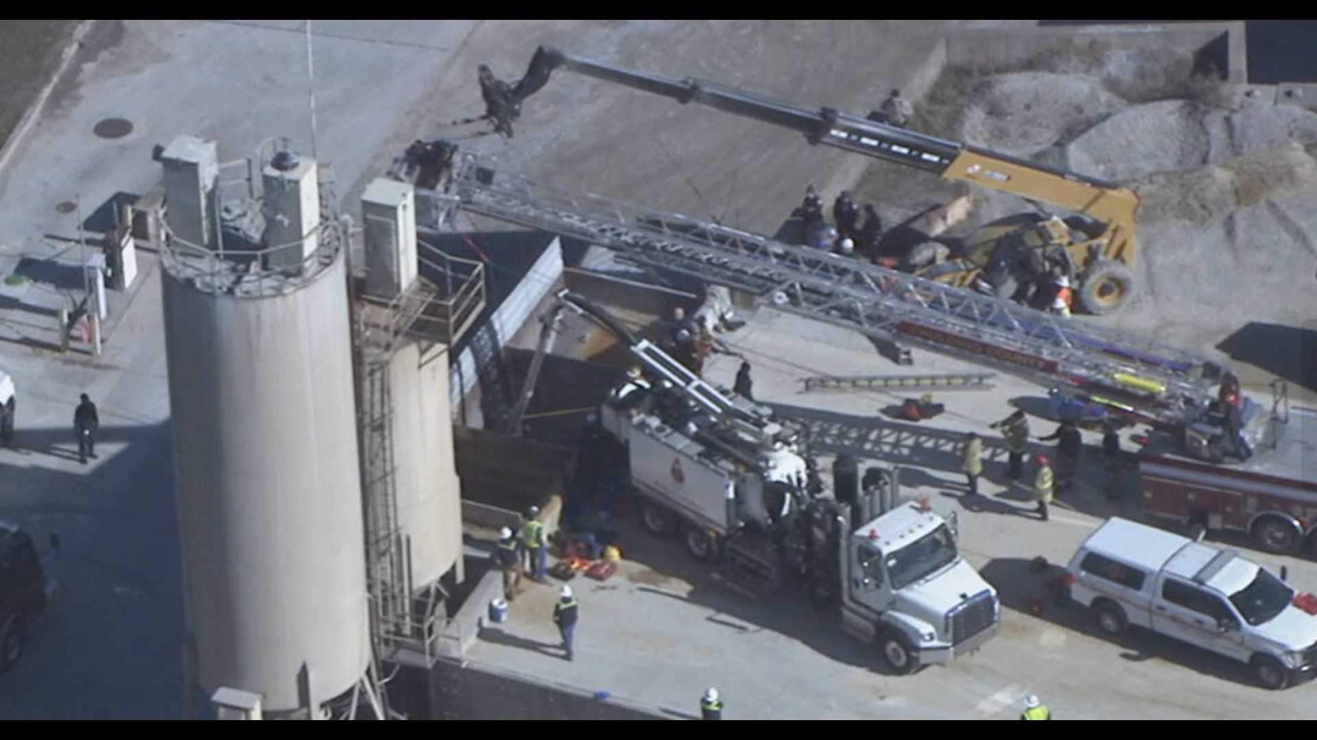 Man trapped under gravel at Paulding County rock quarry | 11alive.com