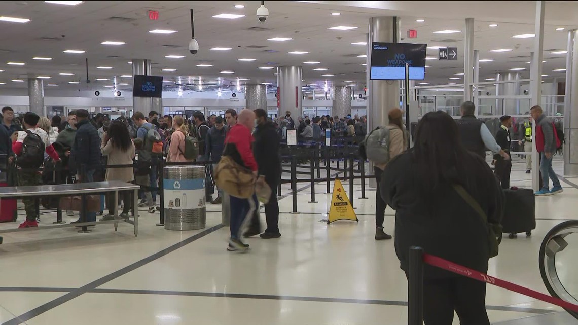 Holiday travel ramps up, lines building at Atlanta Airport | 11alive.com