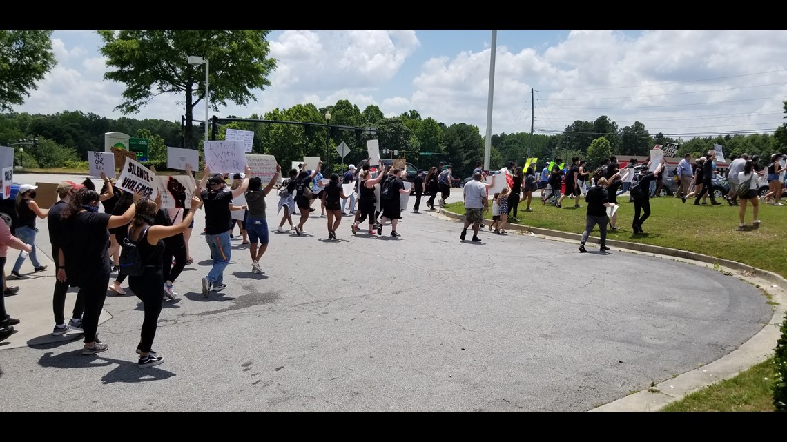 Atlanta protests: National Guard dances with crowd | 11alive.com