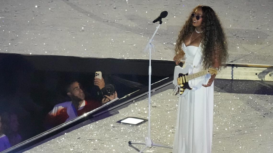 Olympics Closing Ceremony highlights: HER sings national anthem ...