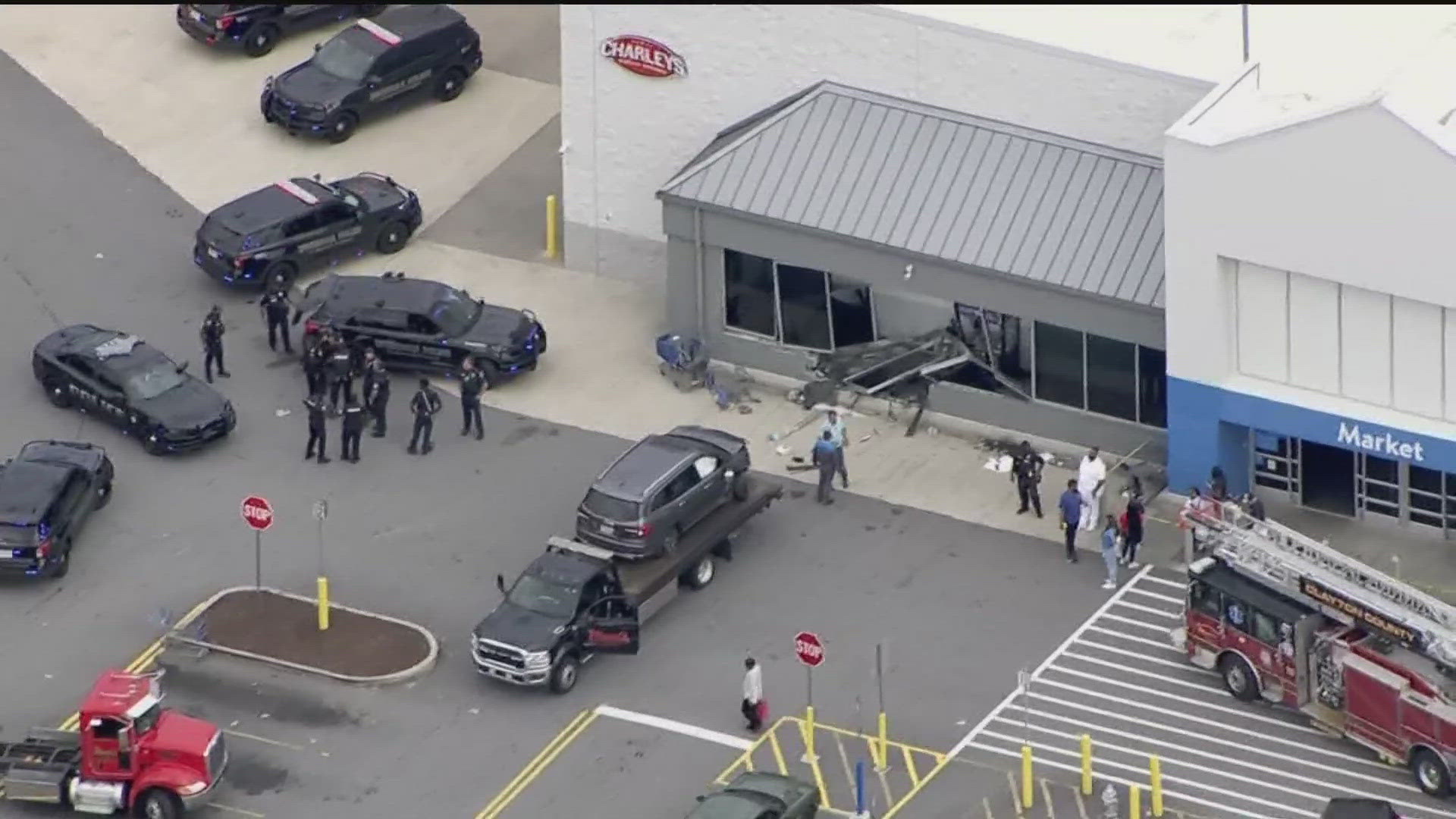 Driver loses control of vehicle, crashes into Riverdale Walmart, police ...