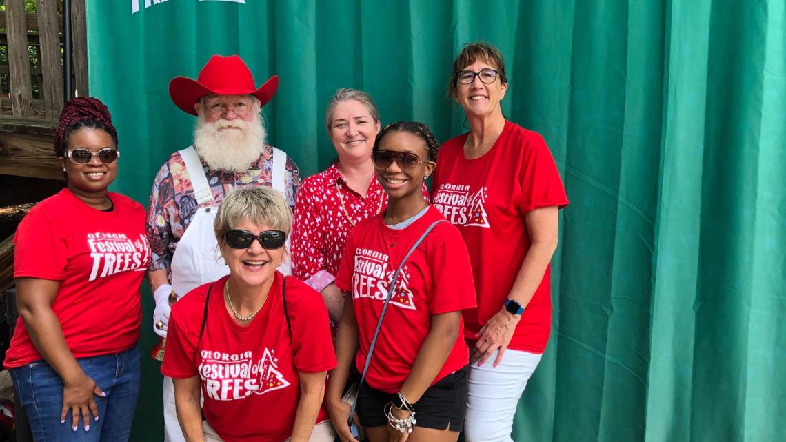 PHOTOS | Santa Claus celebrates Christmas in July at Zoo Atlanta ...