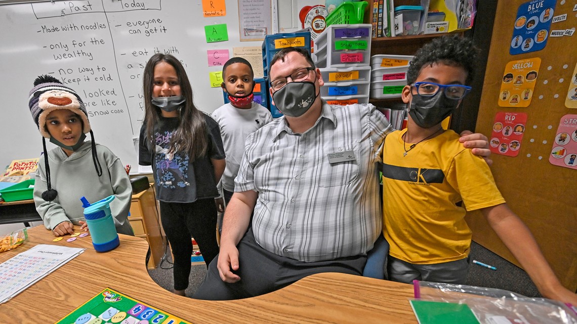 Georgia Gwinnett College senior teaches in childhood classroom ...