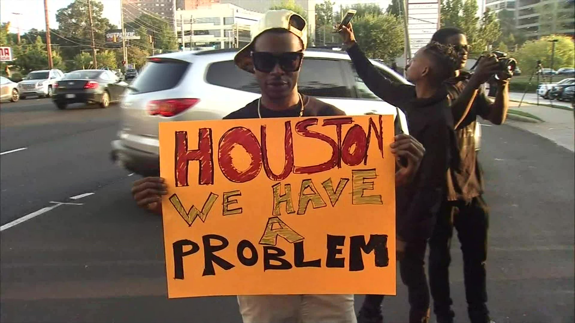 #BoycottHoustons protest continues outside restaurant after allegations ...
