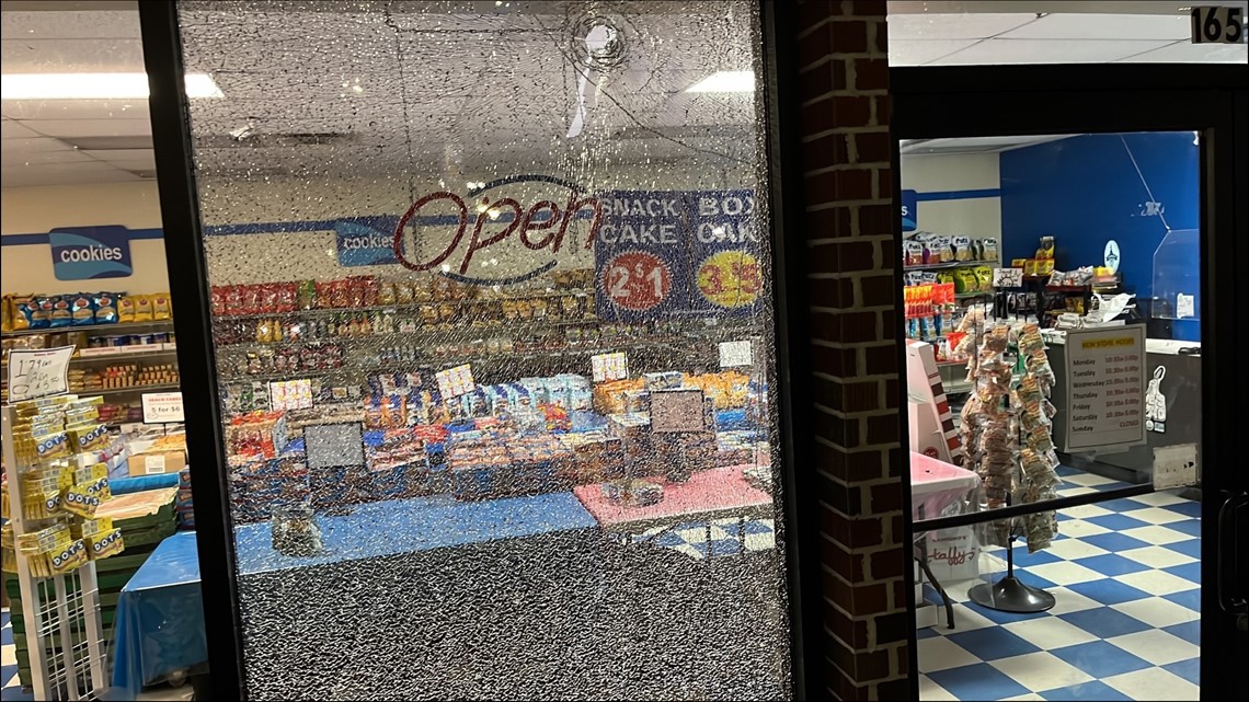 3 shot outside southwest Atlanta bakery outlet | 11alive.com