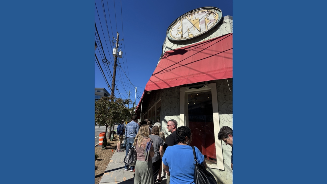 Customers flock to beloved Ponce restaurant Eats in its final days ...