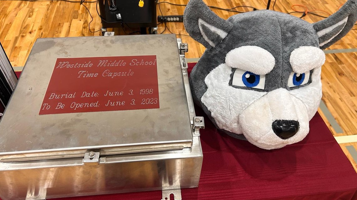 Westside Middle School opens time capsule 25 years later | 11alive.com