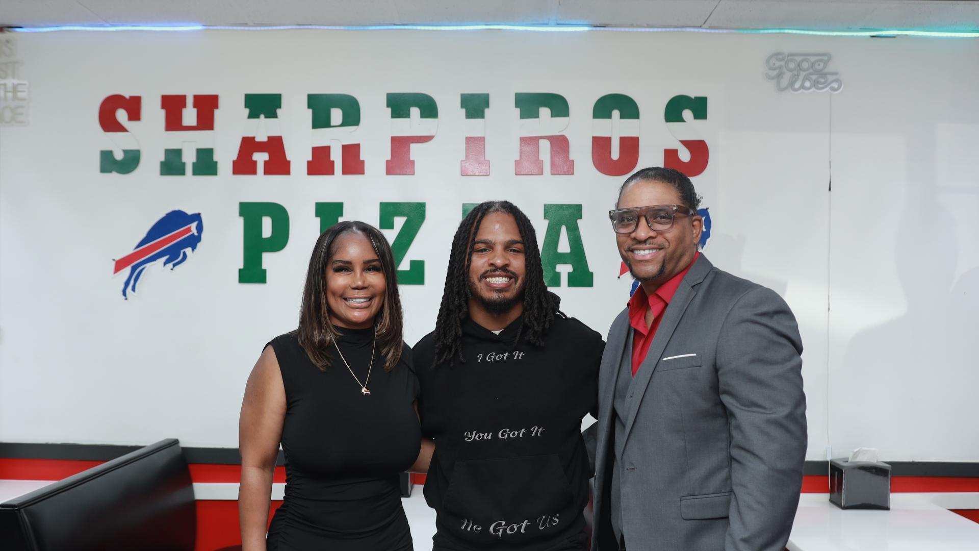 Keith Lee surprises Conyers restaurant Shapiro's Pizzeria | 11alive.com