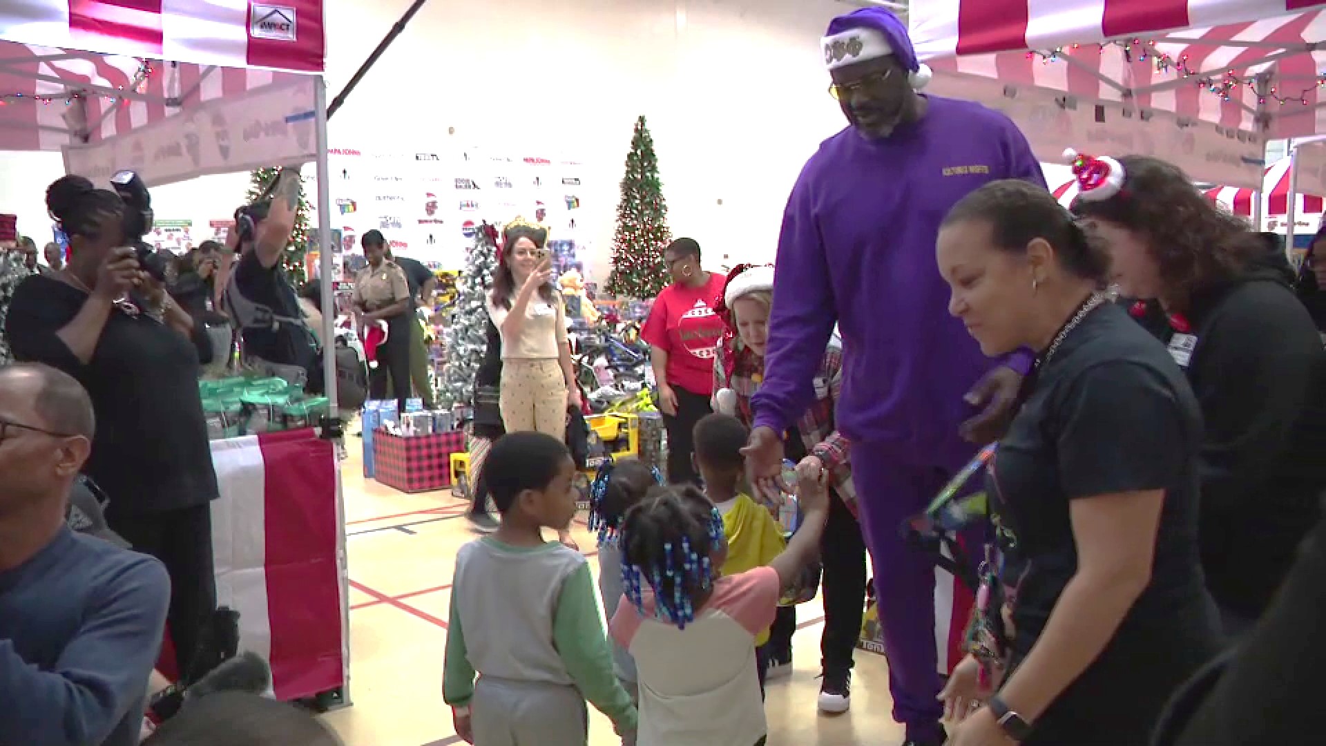 Shaq buys Christmas gifts for kids | 11alive.com