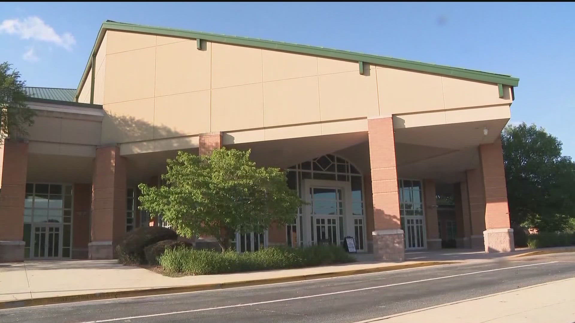 New Birth pastor encourages his congregation to put the needs of others ...