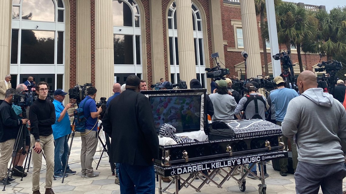 Ahmaud Arbery mistrial denied over Black Panthers coffin outside ...